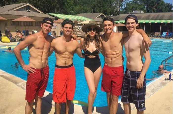 Aww, Cinta Laura Pose Pake Bikini dan Diapit 4 Cowok 'Roti Sobek'