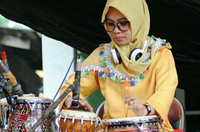 Cewek Berhijab Ini Dibilang Ratu Kendang Loh, Kamu Nggak Bakal Percaya ...