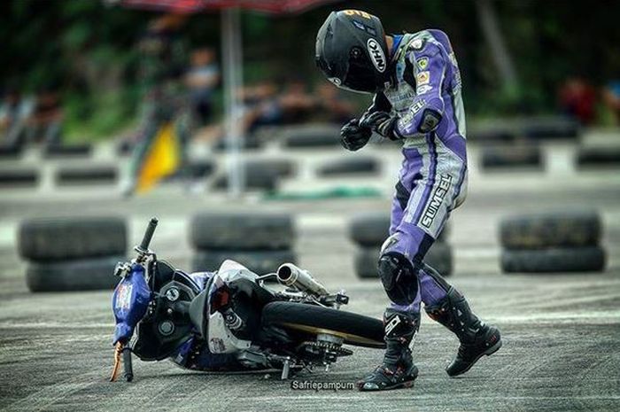 Uniknya Foto Prawedding Ala Pembalap Motor Seperti Ini