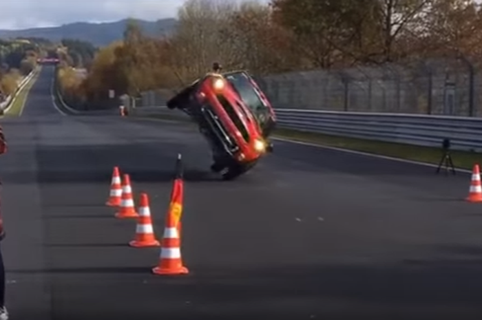 Wow, Pria Ini Pecahkan Rekor Dunia Mobil Miring dengan Dua Roda Dalam ...