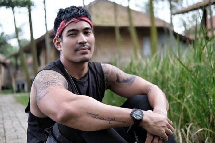 Pose Mesra Robby Purba dengan Sophia Latjuba Dinyinyirin Netizen ...