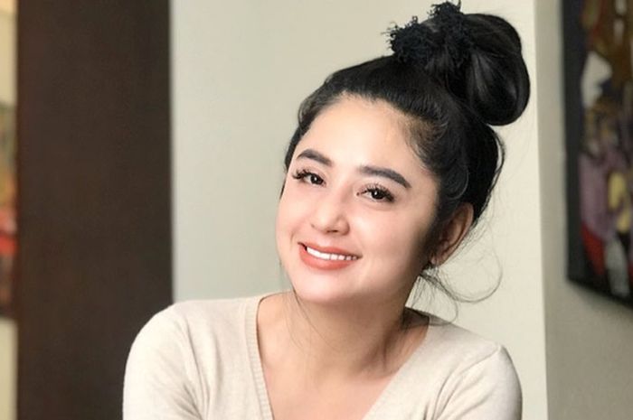 Sederhana Namun Berkesan, Momen Makan Malam Dewi Perssik dan Keluarganya