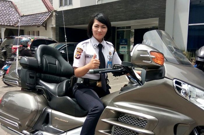 Satpam Cewek Cantik Naik Moge, Ternyata Dia Doyan Motocross
