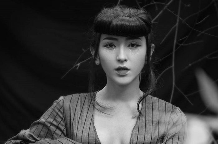 Seksi Banget! 5 Foto Ini Buktikan Dena Rachman Nggak Kelihatan Kalau ... Seksi Banget! 5 Foto Ini Buktikan Dena Rachman Nggak Kelihatan Kalau ...