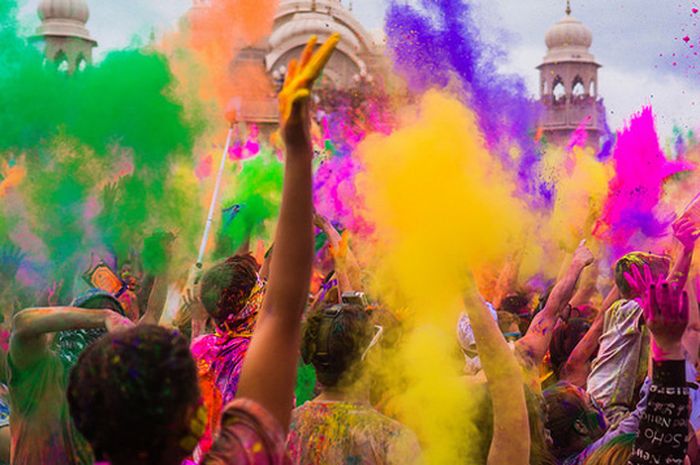 Menikmati India yang Eksotis dan Cerita Warna dari Video Klip Coldplay