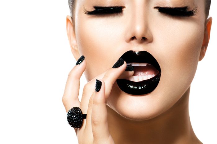 Berani Tampil dengan Lipstik Berwarna Hitam? 5 Produk Ini Bisa Kamu ...
