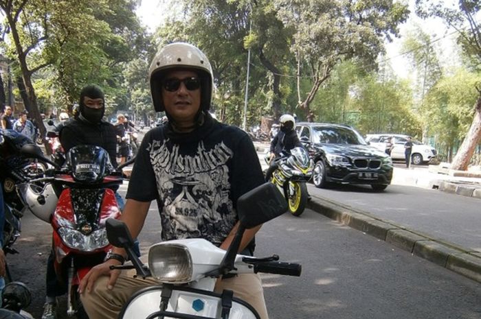 Selebriti Bucek Depp Riding Naik Vespa ke Acara Jakarta Motogarage 2017