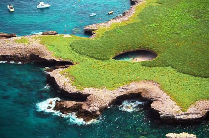Unik Banget, Kamu Harus Menyelam untuk Menuju Pantai Playa del Amor,