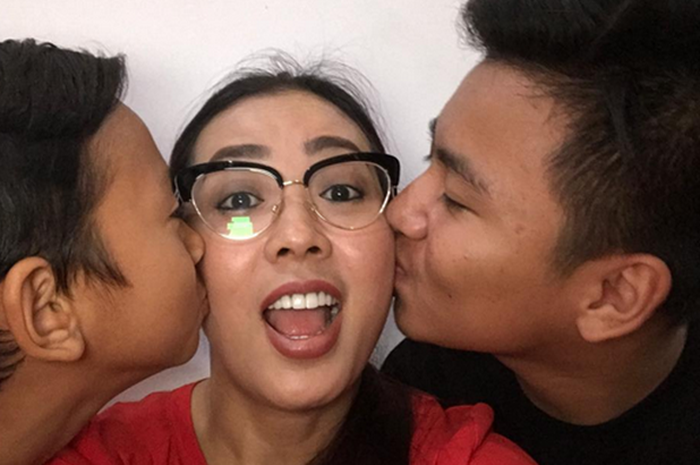 VIDEO: Asyiknya Goyangan ala Soimah, Jadi Pengin Ikut Joget! VIDEO: Asyiknya Goyangan ala Soimah, Jadi Pengin Ikut Joget!