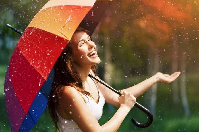 Siapa Bilang Anak Kecil nggak Boleh Main Hujan? Berikut Manfaat Air ...