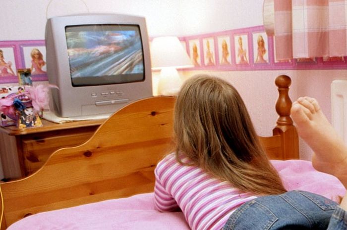 Jangan Biasakan Anak Nonton TV di Kamar! Lihat Bahayanya
