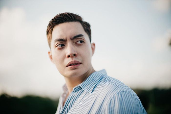 Jarang Terlihat Menggandeng Wanita, Edric Chandra Terpergok Jalan ...