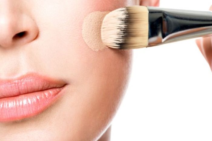 Tips Cara Pakai Foundation yang Tepat, Biar Nggak Kaya Topeng nih