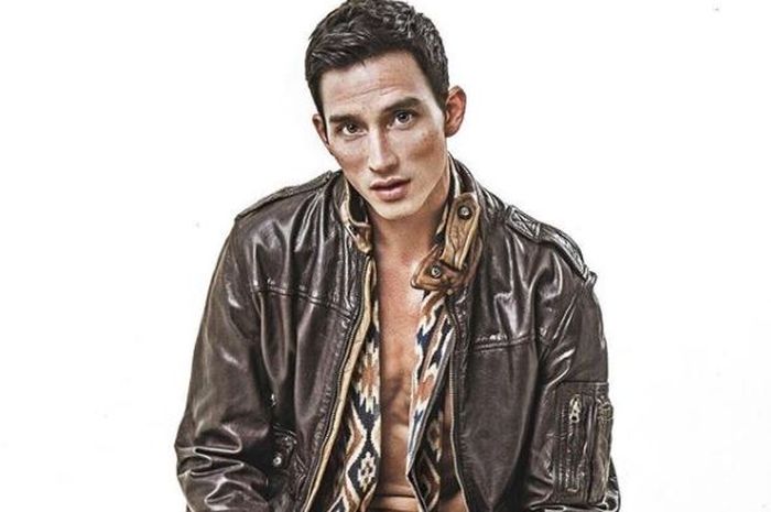 Unggah Foto Hitam Putih, Mike Lewis Bikin Kaum Hawa Nggak Kuat dan ...