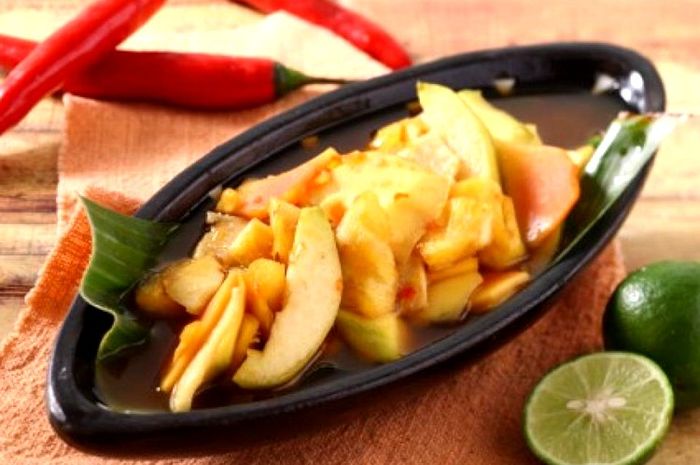 Wuih Segarnya Rujak Dipadukan dengan Kuah Pindang! Yummy!