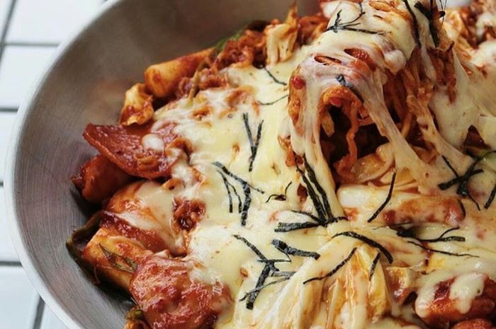 Menikmati Lezatnya Toppoki Bagaikan Berada di Dalam Drama Korea