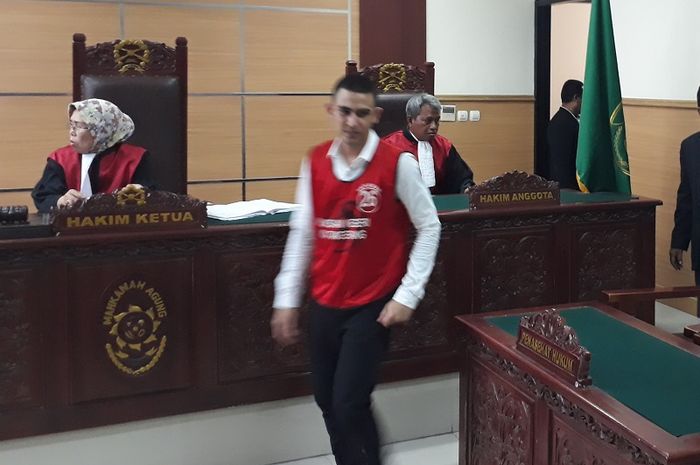 Inilah Penampilan Rambut Baru Axel Matthew Thomas Saat Dituntut 6 Bulan ...