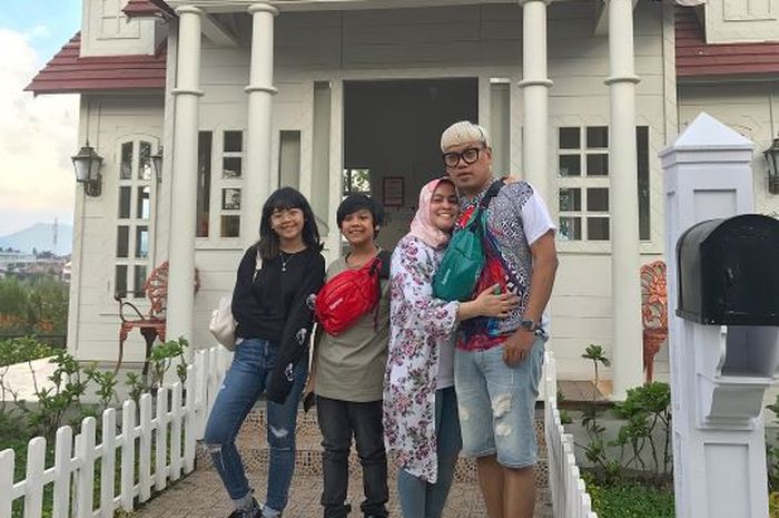 Keluarga Uya Kuya Kompakan Pakai Busana Etnik Motif Tenun, Penampilan ...