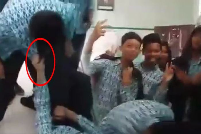 Miris! Beredar Video Pembullyan Anak SMP Balikpapan Diadu di Dalam ...