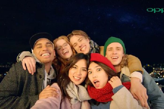 Heboh Raisa Dan Isyana Sarasvati Selfie Pakai Smartphone Heboh Raisa Dan Isyana Sarasvati Selfie Pakai Smartphone