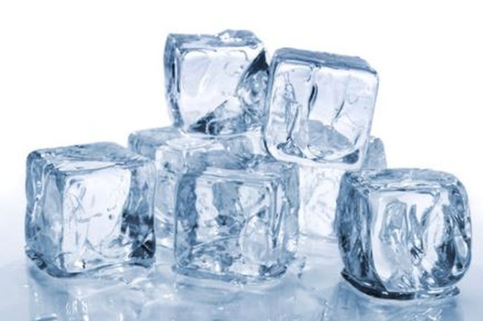 Jangan Bahayakan Kesehatanmu, Yuk Kenali Perbedaan Es Batu yang Terbuat ...
