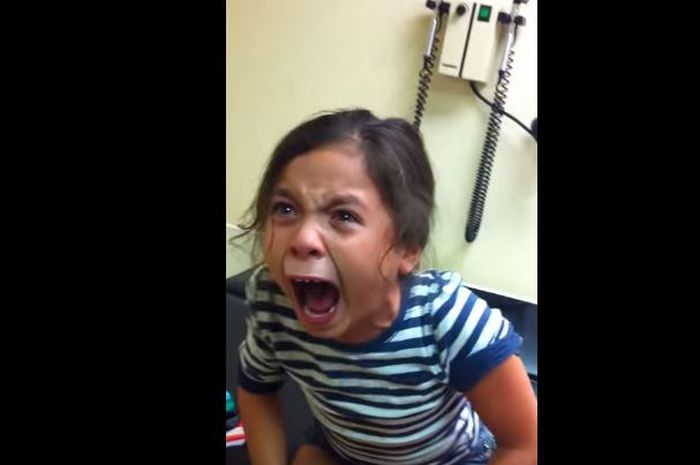 Antara Takut dan Berani, Ekspresi Lucu Anak Ini saat Disuntik, Bikin ...