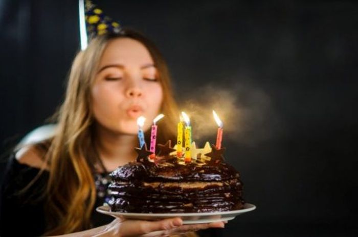 Masih Mau Tiup Lilin di Atas Kue Ulang Tahun? Pikir 2 Kali Lagi deh ...