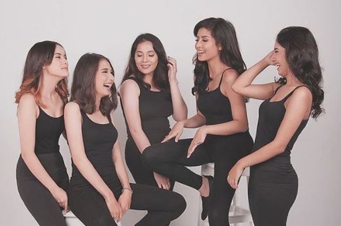 Awkarin Punya Geng Sosialita, Genk! Eh Kok Pada Salfok Sama Hal Ini Deh!