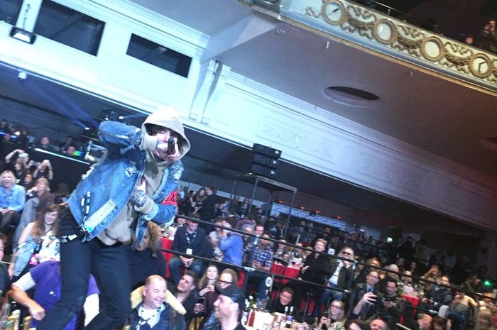 Balas "Dendam", Oliver Sykes BMTH Ngacak-acak Meja Coldplay di NME ...