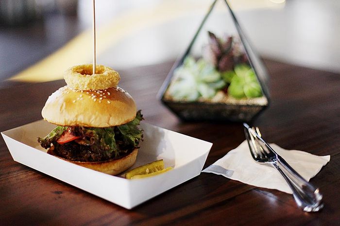 4 Burger Unik dan Lezat yang Harus Kamu Coba - Hai