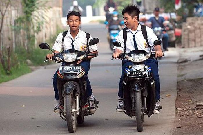Pelajar Bawa Motor ke Sekolah Disanksi Nggak Naik Kelas Lho! - Hai Pelajar Bawa Motor ke Sekolah Disanksi Nggak Naik Kelas Lho! - Hai