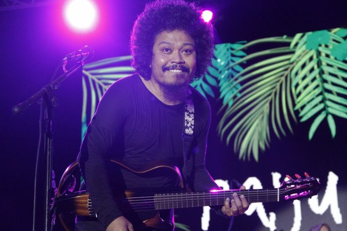 Vokalis Payung Teduh Peringatkan Musisi yang Cover Akad Terus Dijual - Hai