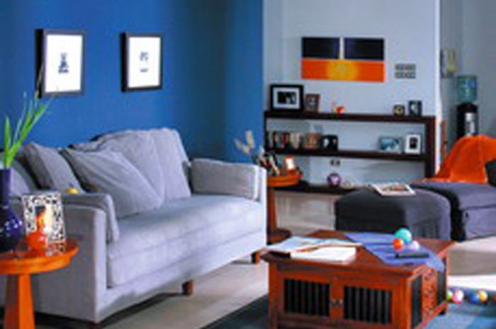 Ruang Keluarga Teduh dengan Dinding Biru - iDEA