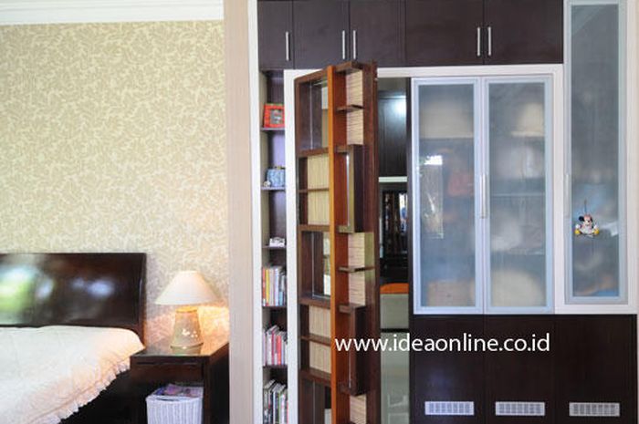 Pintu yang Unik Menuju Area Walk-in Closet - iDEA