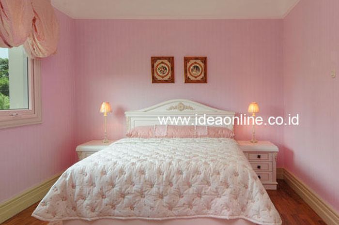 Kamar Pink Bergaya Klasik - iDEA