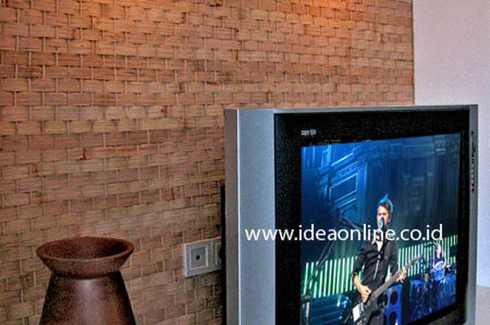 Anyaman Bambu jadi Back Panel Rak Televisi - iDEA