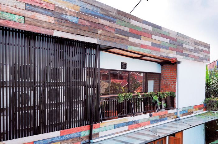 Fasad Rustik Terinspirasi dari Kayu Bekas Kapal - iDEA