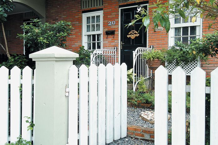 Pagar Putih di Main Entrance - iDEA