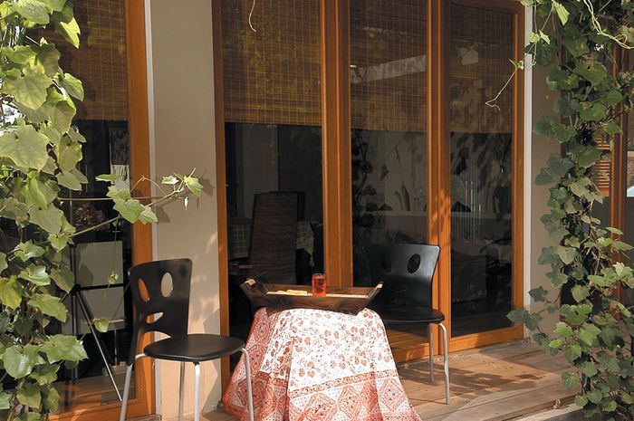 Teras Sejuk dengan Atap Tanaman Rambat - iDEA