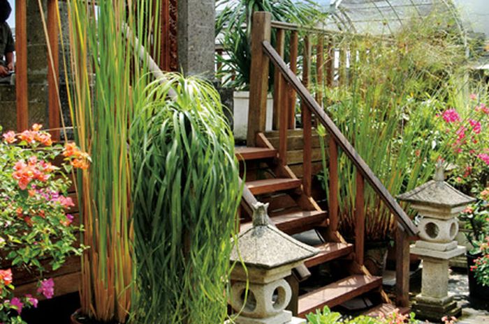 Elemen Kayu pada Taman - iDEA