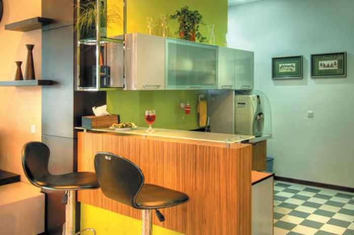 Meja Bar Berlapis Kaca Translucent - iDEA