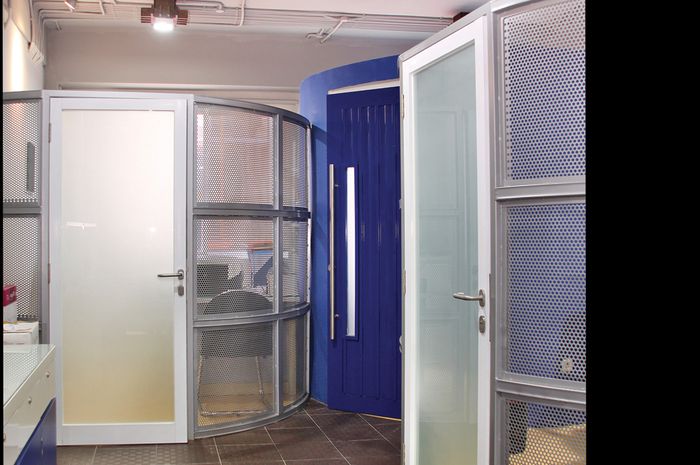 Unik! Partisi ini Berbahan Pelat Besi - iDEA