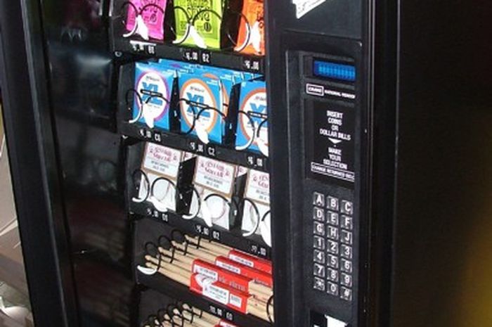 9 Vending Machine Ini Menjual Berbagai Barang Menarik dan Unik (1 ...