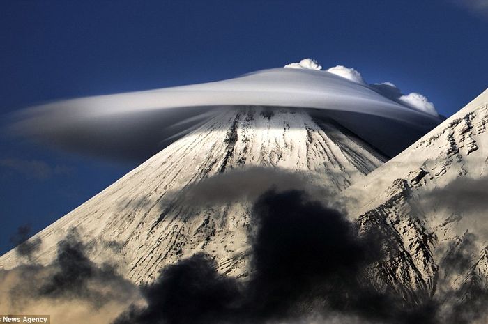 Awan Lenticular, Awan yang Mirip UFO, Kembali Muncul di Atas Pegunungan ...