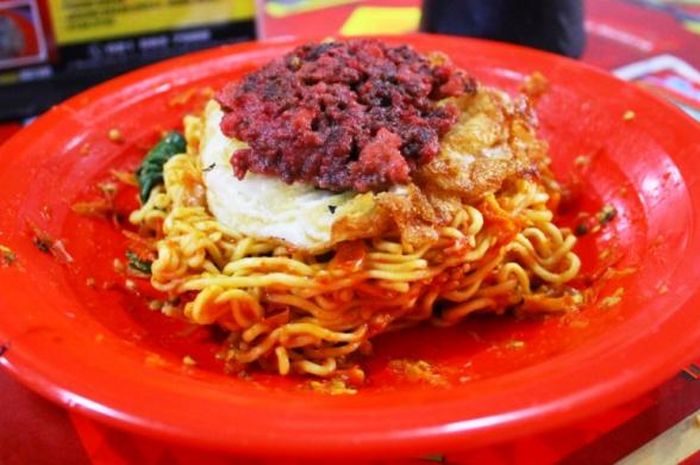 Tip dan Trik Menyantap 'Mie Abang Adek' yang Fenomenal Itu - Intisari