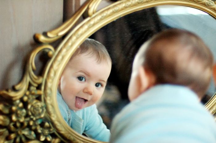 7 Hal yang Bisa Memberikan Rangsangan Visual pada Mata Bayi (2) - Intisari