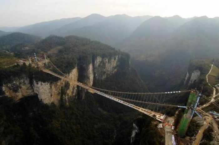 Jembatan Kaca Tertinggi dan Terpanjang di China Selesai Dibangun - Intisari Jembatan Kaca Tertinggi dan Terpanjang di China Selesai Dibangun - Intisari