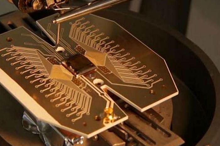 Para Ilmuan Ungkap Blueprint Komputer Super Kuantum Seukuran Lapangan ...