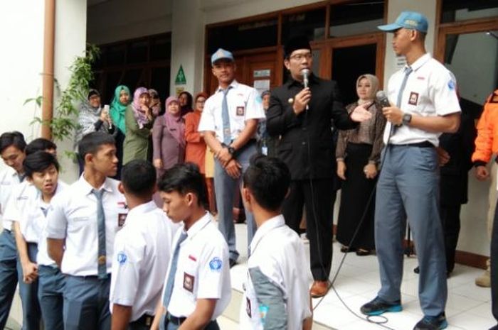 Kejar Pelaku Teror Bom Bandung, Para Pelajar SMA Ini Diganjar Penghargaan Khusus oleh Ridwan ...