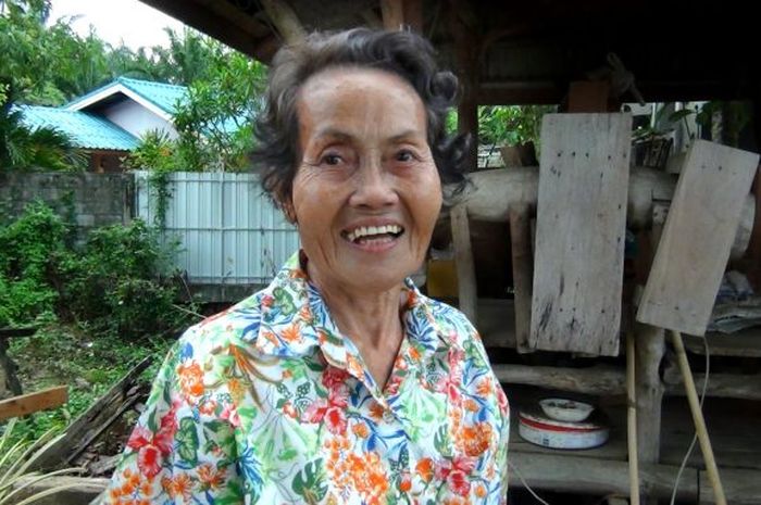 Inspiratif! Setiap Hari, Nenek Ini Sapu Jalanan Sejauh 1 Km dan ...